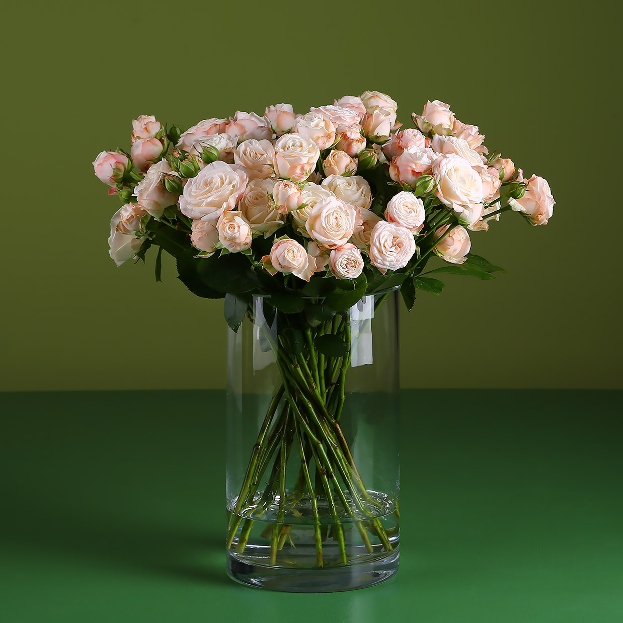 Bombastic roses in a vase ᐈ Buy with delivery | LoraShen