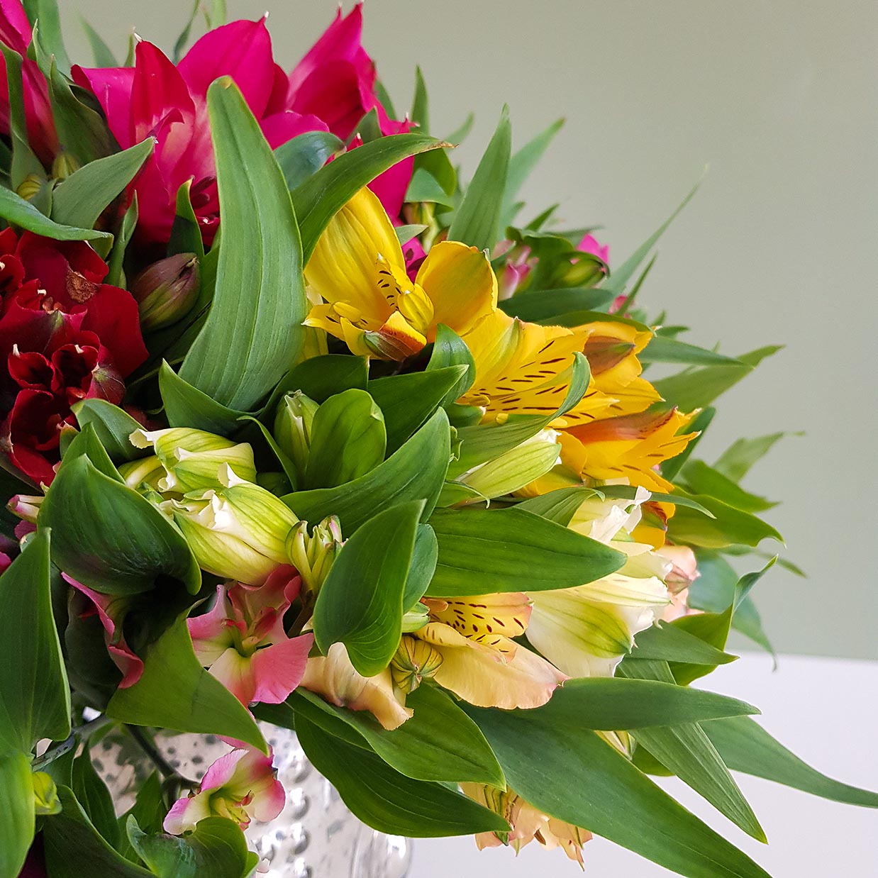 Букет із 35 альстромерій мікс ᐈ Купити з доставкою | LoraShen